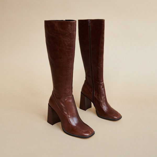 10 Ways Fashion Girls Are Wearing Burgundy Boots
