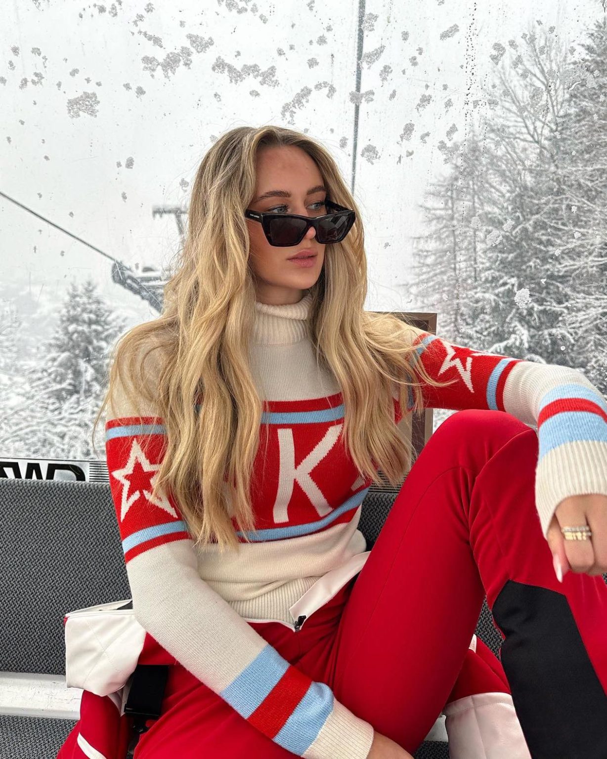 25 Chic Ski Outfits To Wear On The Slopes